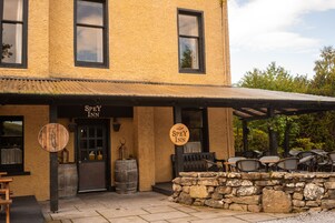 2 restaurantes, jantar, culinária local