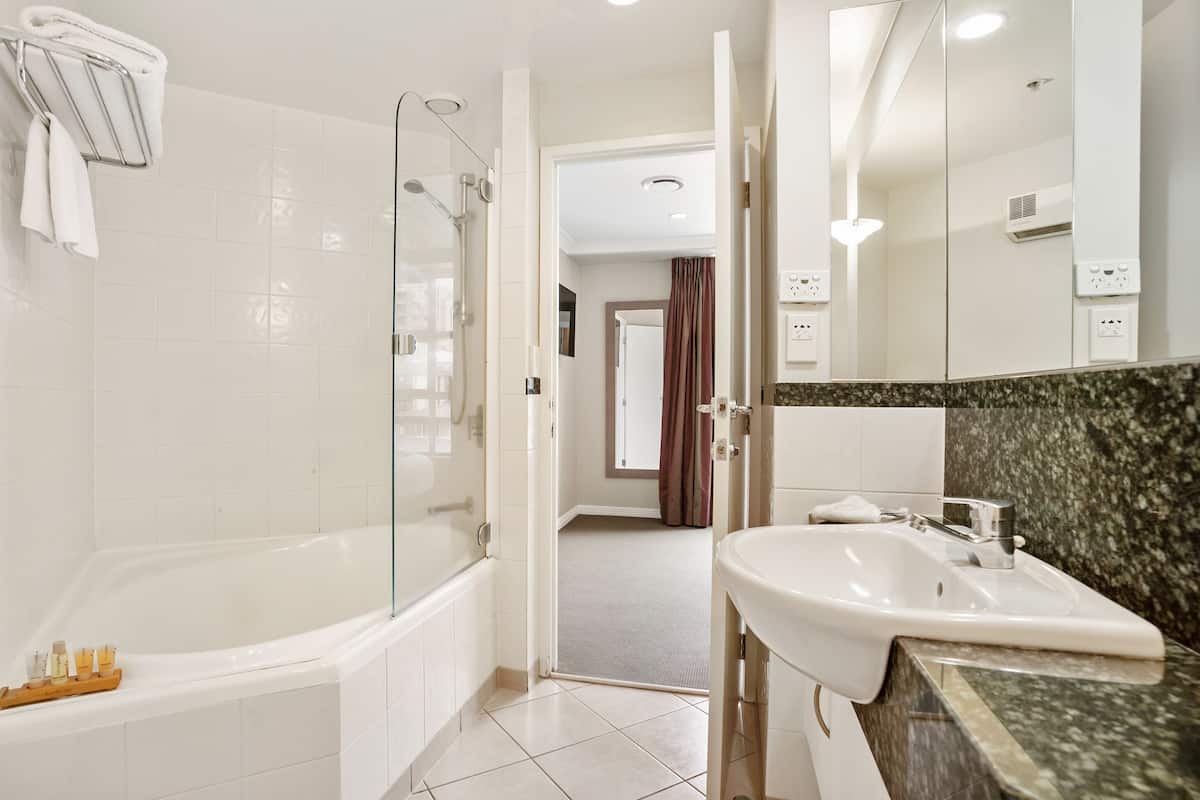 Suite Executiva, banheira de hidromassagem | Casa de banho | Artigos de higiene pessoal grátis, um secador de cabelo