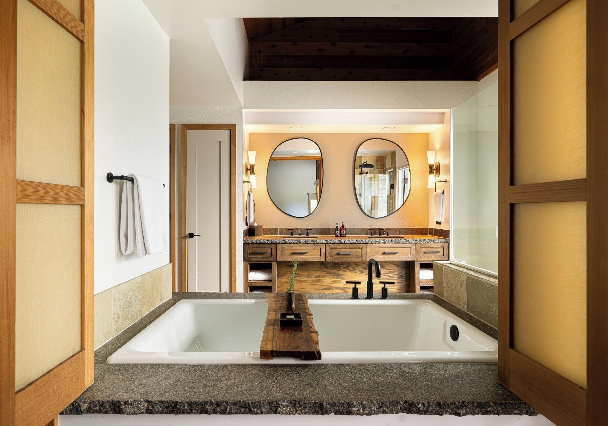 Um polibã, um secador de cabelo, roupões, toalhas fornecidas 