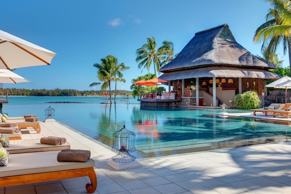 2 piscinas exteriores, guarda-sóis, espreguiçadeiras