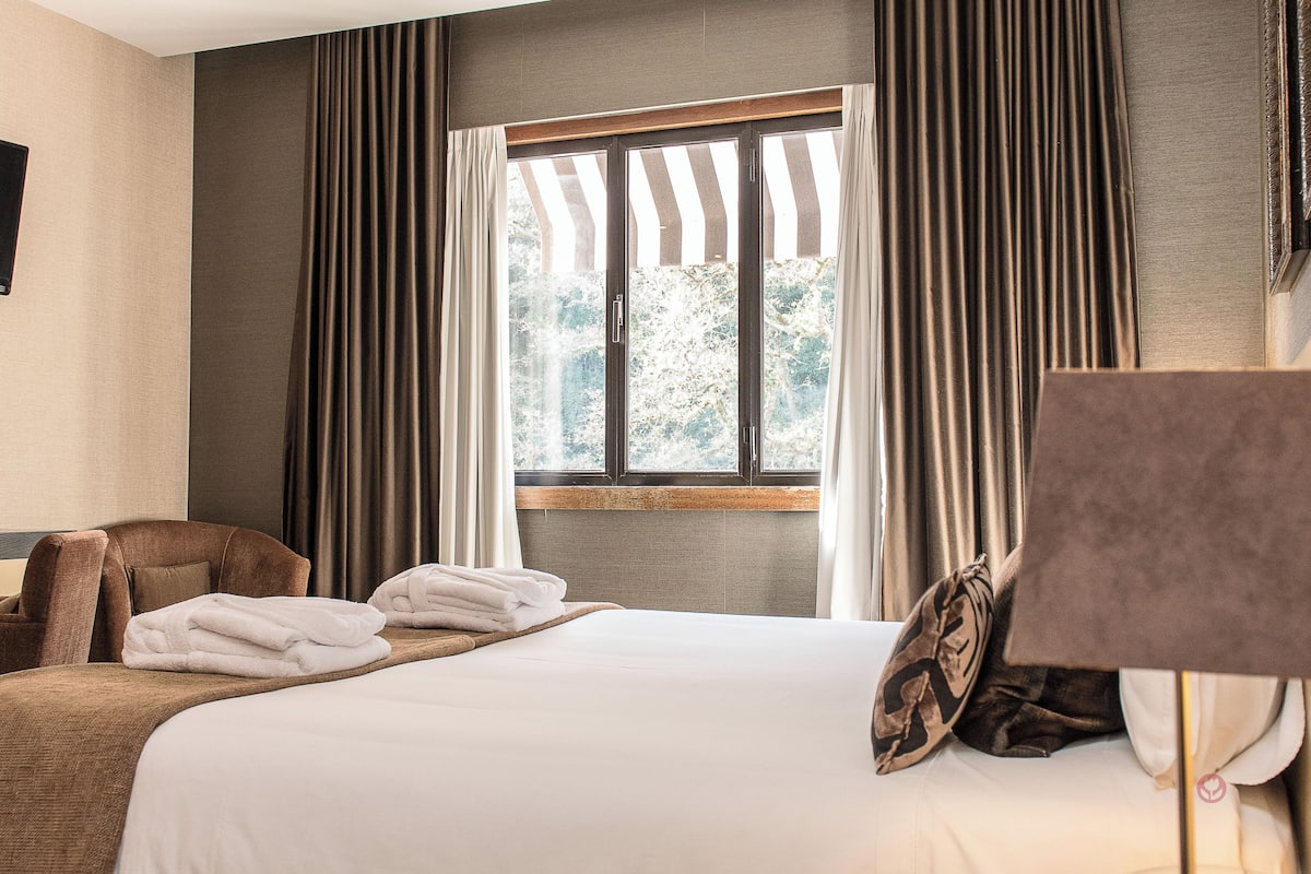 Minibar, cofre no quarto, Wi-fi grátis, roupa de cama fornecida