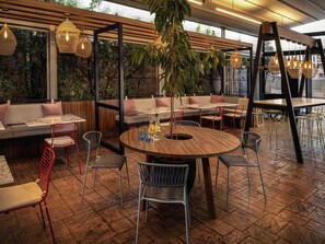 Serviço de café da manhã, almoço, jantar; vistas para a piscina