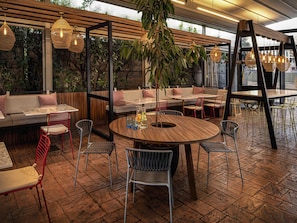 Serviço de café da manhã, almoço, jantar; vistas para a piscina