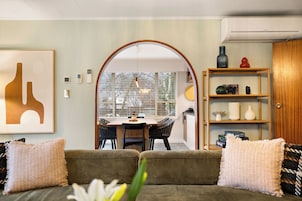 Casa, vista para a montanha | Área de estar | TV de tela plana, Netflix, serviços de streaming