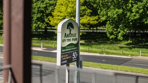 Placa do Argyle on the Park, com internet banda larga e decodificador Sky em cada quarto.