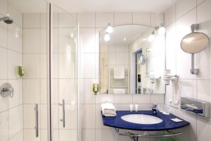 Double Room without view | Comodidades do banheiro | Produtos de toalete grátis, secador de cabelo, toalhas de banho 