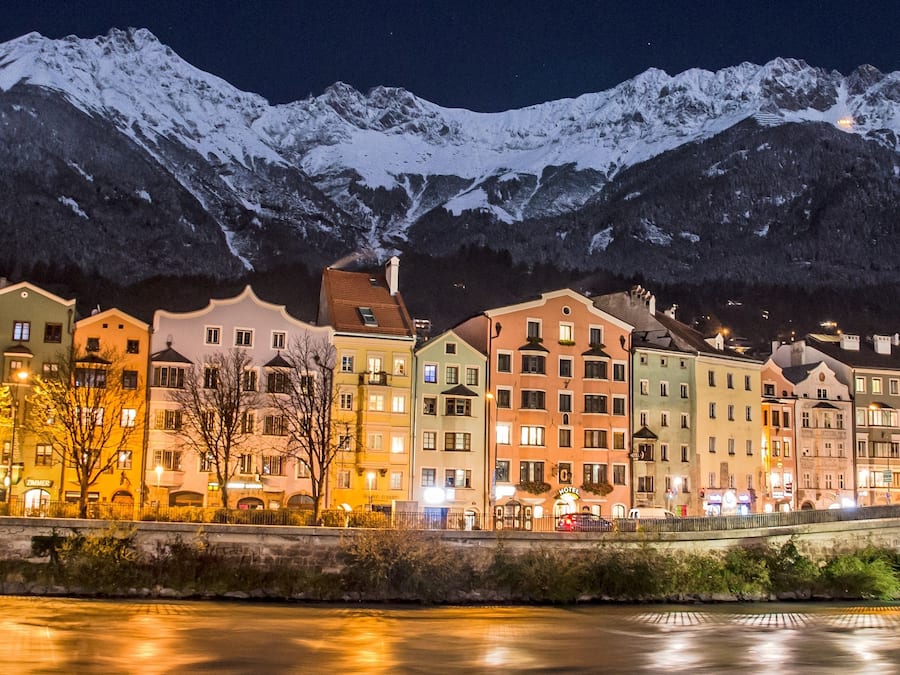 Fachada do alojamento (tarde/noite)