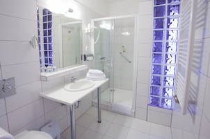 Quarto Duplo Superior | Casa de banho | Um polibã, um secador de cabelo, toalhas fornecidas