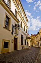 Uma rua de paralelepípedos com um bar e um hotel.