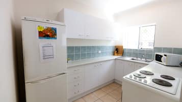 Geladeira grande, micro-ondas, fogão, cooktop