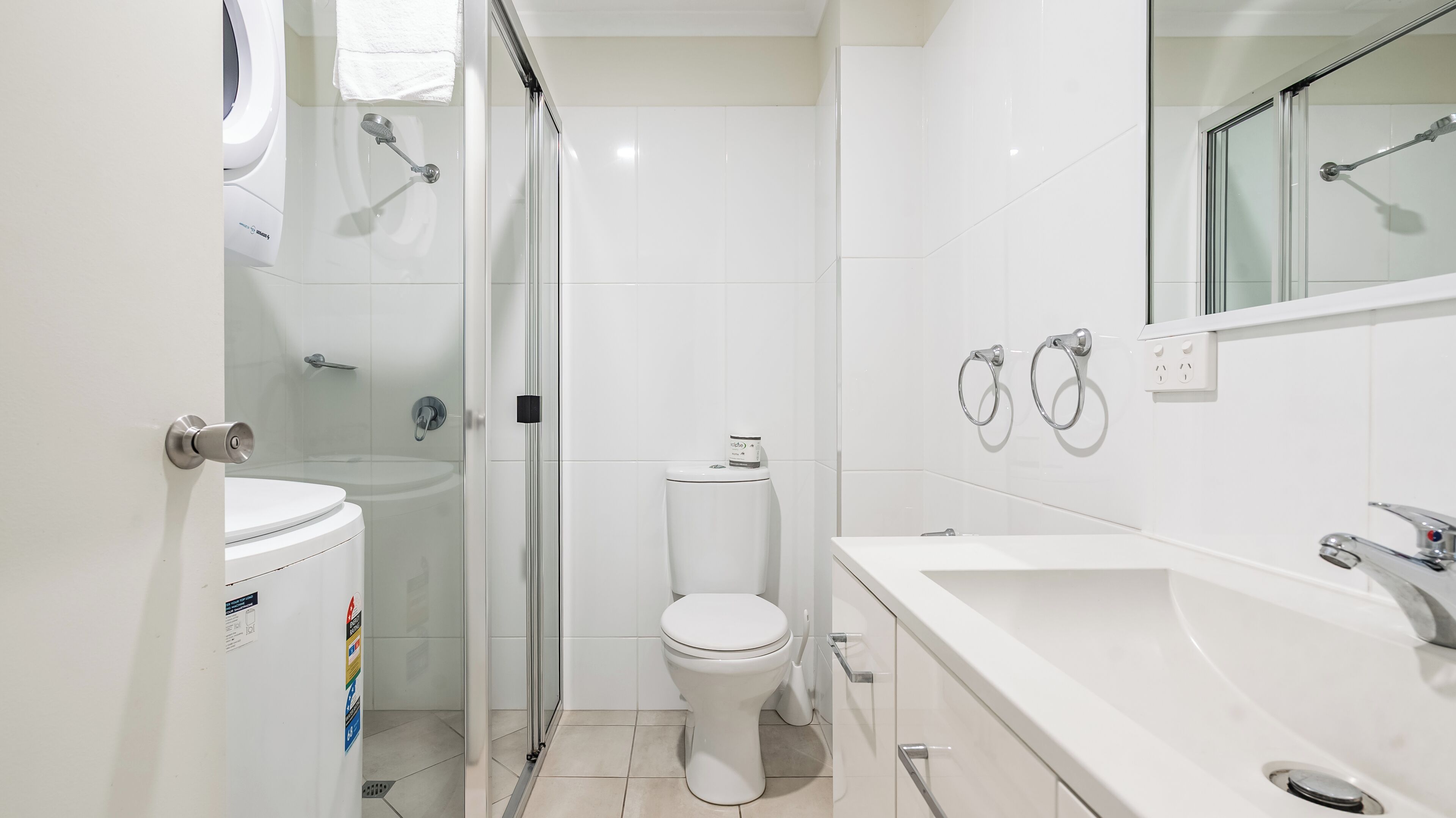 Uma casa de banho moderna com sanita, bidé e chuveiro.