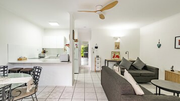 Suíte família, 1 quarto | Área de estar | TV de tela plana 32 polegadas com canais a cabo, TV, DVD player