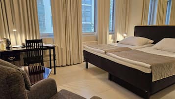 Quarto Standard, 1 cama king-size, não fumadores, sauna | Roupa hipoalergénica, minibar, secretária