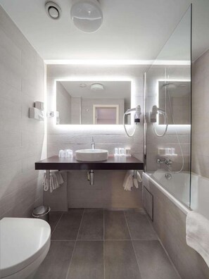 Quarto Standard, 1 cama queen-size, não fumadores | Casa de banho | Um secador de cabelo, toalhas fornecidas 