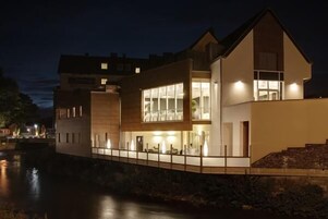 Fachada da propriedade à noite