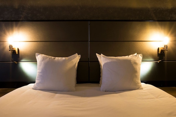 Roupa de alta qualidade, cofre no quarto, secretária