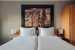 Quarto conforto, 2 camas de solteiro | Roupas de cama premium, cofres nos quartos, escrivaninha