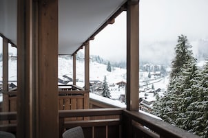 Roupas de cama premium, cofres nos quartos, escrivaninha