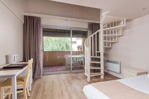 Quarto Duplo Premium | Roupa de alta qualidade, minibar, cofre no quarto 