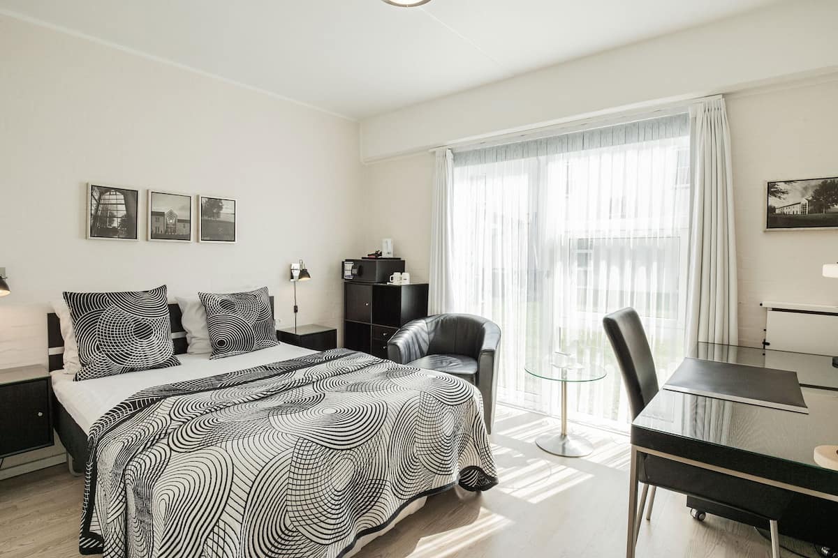 Cofre no quarto, secretária