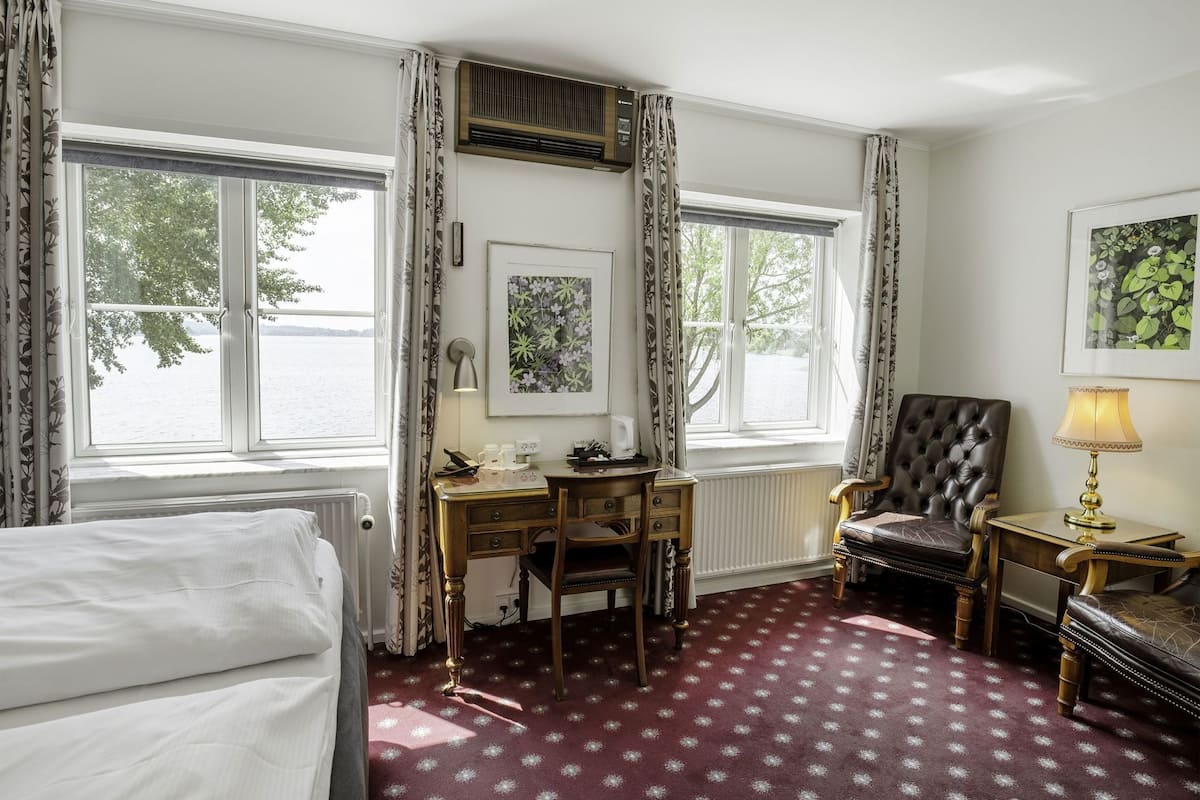 Cofre no quarto, secretária