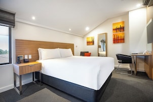 Quarto Executivo, 1 cama queen-size (Executive Queen) | 1 quarto, roupa de alta qualidade, edredões de penas