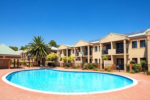 Piscina exterior, espreguiçadeiras 