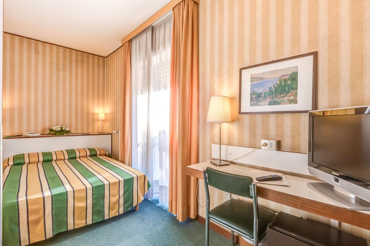 Minibar, cofre no quarto, secretária, berços/camas para crianças grátis 