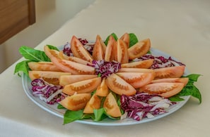 Prato com fatias de tomate e alface dispostas em círculo.