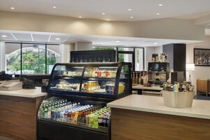 Serviço de café da manhã, almoço, jantar; vistas para a piscina