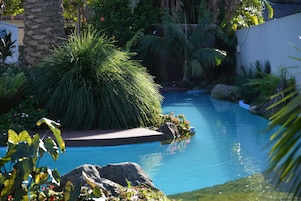 Piscina externa, espreguiçadeiras