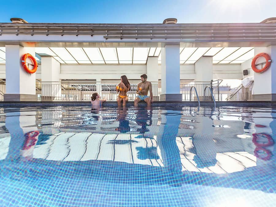 Piscina interior, piscina exterior, espreguiçadeiras