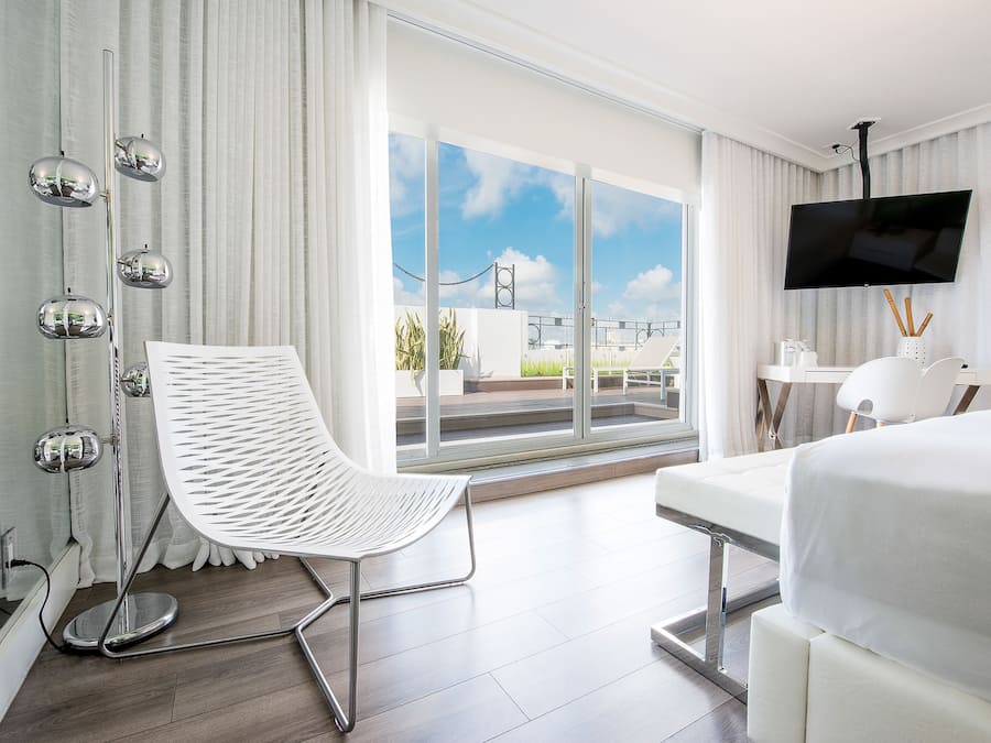 Penthouse, 1 cama king-size, terraço | Cofre com capacidade para portátil, com decoração personalizada