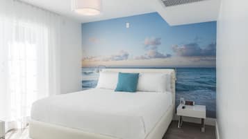 Villa Penthouse Room with Terrace 1 King Bed | Cofre com capacidade para portátil, com decoração personalizada