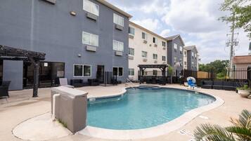 Piscina externa, espreguiçadeiras