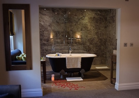 Master Double Room | Roupa de alta qualidade, camas de colchão pillowtop