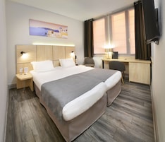 Roupas de cama premium, cofres nos quartos, escrivaninha