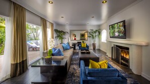Uma sala de estar moderna com sofá, poltronas e lareira.