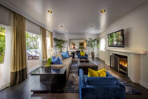 Vila superior, 2 quartos (m.) | Área de estar | Smart TV 55 polegadas com canais a cabo, TV, filmes pagos