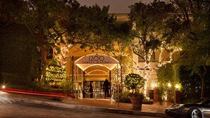 A entrada do hotel 1200 Sunset Marquis, com acesso coberto e iluminação destacada.