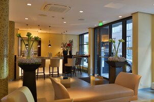 Este bar no lobby do hotel 