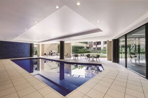 Piscina exterior, espreguiçadeiras 