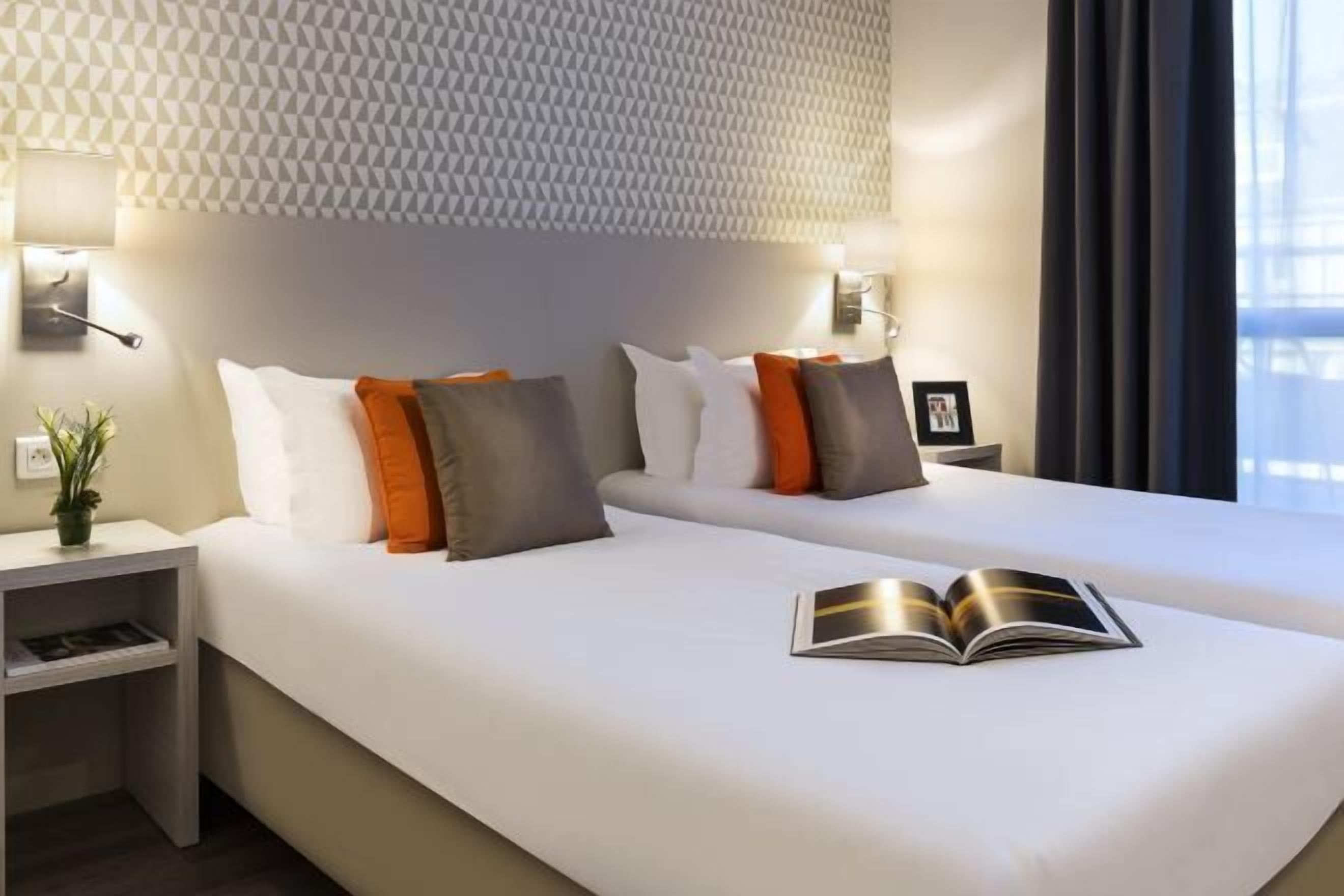 Roupa de alta qualidade, cofre no quarto, secretária 