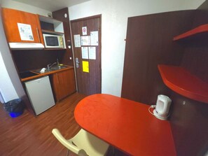 Apartamento, 1 Cama de Casal e 1 Sofá-cama | Cozinha privada | Um frigorífico, um micro-ondas, uma placa de cozinha 