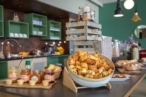 Café da manhã com buffet todos os dias mediante uma taxa