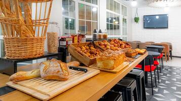 Café da manhã com buffet todos os dias mediante uma taxa