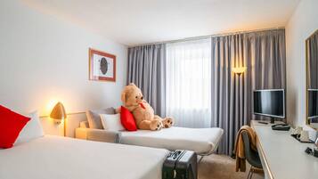 Quarto Familiar, 1 cama de casal e sofá-cama (Classic) | Secretária, secretária adequada para computadores portáteis