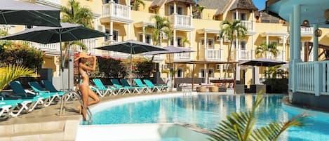 Piscina externa, funciona das 8h às 21h, guarda-sóis, espreguiçadeiras