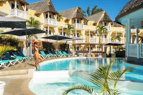 Piscina exterior, da(s) 8:00 à (s) 21:00, guarda-sóis, espreguiçadeiras