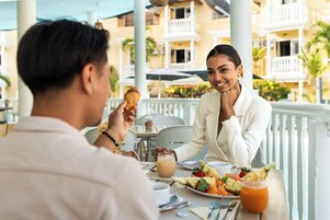 Café da manhã com buffet todos os dias (EUR 14 por pessoa) 